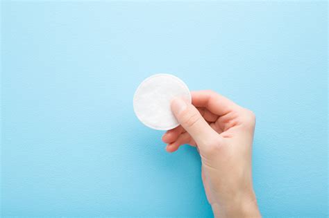 젊은 성인 여성 손 손가락 흰색 밝은 파란색 테이블 배경에 부드러운 클렌징 면 패드를 들고 파스텔 색상 근접 촬영 하향 보기 면에 대한 스톡 사진 및 기타 이미지 Istock