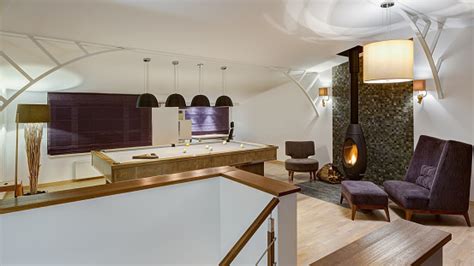 주변의 자 및 당구 테이블 위에 램프와 벽난로와 흰색 보라색과 바이올렛 컬러로 룸의 인테리어 벽의 창조적인 그림입니다 스포츠 당구에 재생을 위한 장소입니다 호화로움에 대한