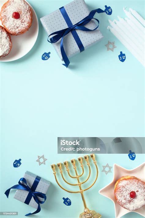 해피 하누카 세로 배너 템플릿입니다 선물 상자 메노라 젤리 도넛 파스텔 블루 배경에 색종이 조각이 있는 평평한 구성 0명에 대한