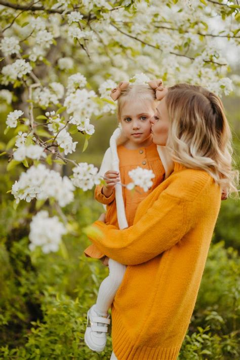 Фотосессия в цветении мама и дочка идеи для фото образы на съёмку Фотосессия Семейные