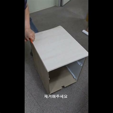 낡은 서랍장 우드 시트지로 새 생명을 셀프 인테리어 리폼 10분 컷 데코리아 가구리폼 인테리어 필름 인테리어