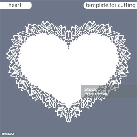 오픈 워크 테두리와 인사말 카드 케이크 아래 종이 Doily 마음의 형태로 절단을위한 템플릿 발렌타인 카드 결혼식 초대장 장식 플레이트는 레이저 컷 벡터 일러스트레이션입니다