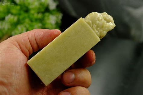 【图】这件青田封门冻连当年的老标签上都标着极品！请看上面的标签，和4 5日3200元结拍的那个封门青是一起翻出来的！，他的纯度堪比青田封门青