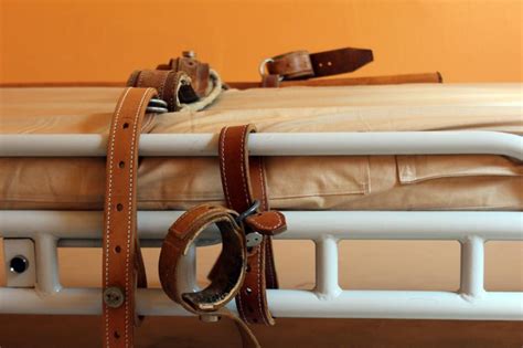 La Psiquiatría Y Las Correas O La Costumbre De Atar A La Gente En Psiquiatría Primera Vocal