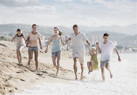 1478 Photos De Enfants Courant Sur La Plage Photos De Stock