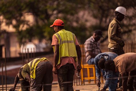 낮에 현장에 있는 건설 노동자들 · 무료 스톡 사진