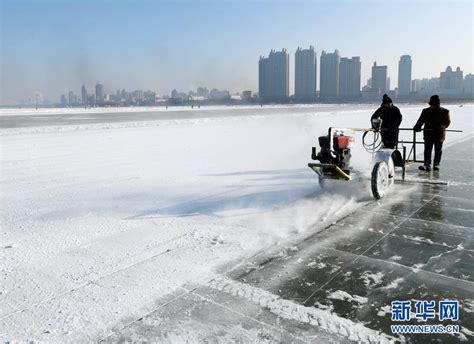 寒冬采冰人：起早贪黑 “淘金”冰雪坪山新闻网