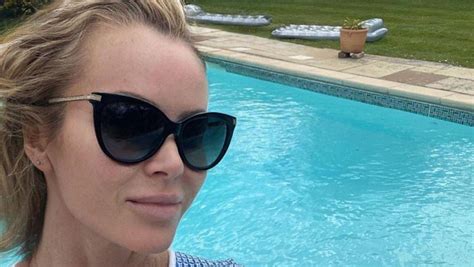 Bgt Jurylid Amanda Holden Poseert In Gewaagde Shoot Je Borst Floept