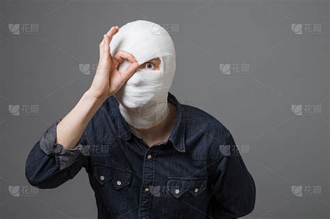 头上缠着绷带的人