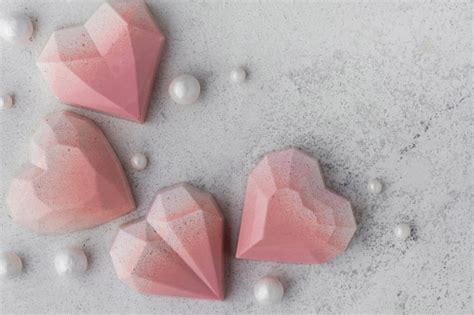 수제 핑크 하트 모양의 초콜릿 봉봉 세트 손으로 그린 사탕의 구색 공간을 복사합니다 흰색 대리석 배경에 초콜릿 제품의 매크로 샷 평면도 해피 발렌타인 데이 공예에 대한 스톡