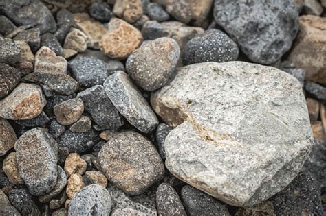 작고 큰 부드러운 둥근 자갈 바다 건조 돌 여러 가지 색상 회색 자갈 추상 조성 텍스처 배경입니다 웹 배너 디자인에 적합 0명에 대한 스톡 사진 및 기타 이미지 Istock