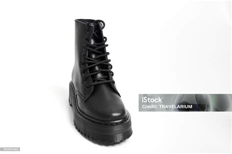 고립된 흰색 배경에 러그 밑창이 있는 하이힐 플랫폼에 한 흑인 여성 전투 부츠 부츠에 대한 스톡 사진 및 기타 이미지 부츠 플랫폼 신발 0명 Istock