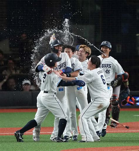 ＜西・巨＞9回、元山（中央）のサヨナラ打に喜び合う西武ナイン （撮影・西川祐介） スポニチ Sponichi Annex 野球