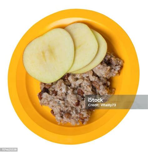 접시에 건포도와 사과와 호밀 플레이크 흰색 배경에 격리 된 조각 건강한 아침 식사 최고 전망 0명에 대한 스톡 사진 및 기타 이미지 Istock