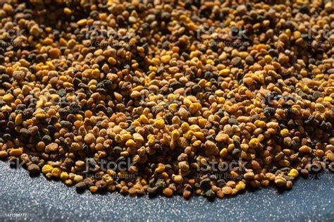 꽃과 식물의 꽃가루를 꽃가루 발효 꿀벌 과립 접시에 대체 의학 꿀벌 빵 0명에 대한 스톡 사진 및 기타 이미지 0명 건강관리와 의술 건강한 식생활 Istock