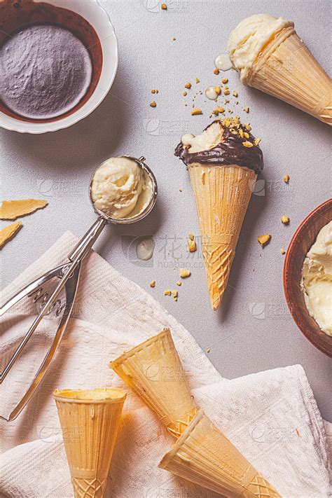 在烹饪过程中加入坚果的自制冰淇淋和巧克力