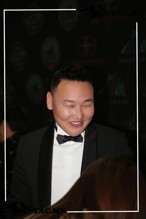 Нүдээрээ инээсэн дуучин Б Болд аз жаргалтай алхана ТАС МН