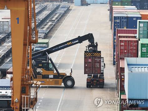 컨테이너 하역 작업 중인 의왕 Icd 연합뉴스