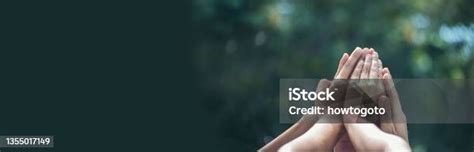 팀워크 하이파이브 팀의 배너 그룹은 손을 잡고 파워 파트너를 모으고 있습니다 파노라마 다양성 다민족 의 사람들 성공 팀 카피 공간을 갖춘 자원봉사 미션 비즈니스 파트너 자선