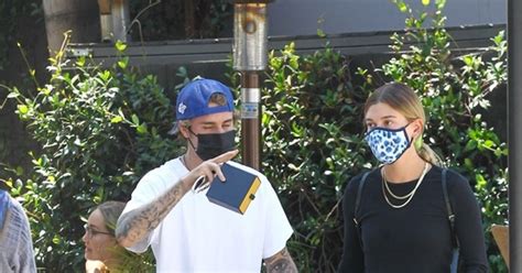 [n해외연예] 저스틴♥헤일리 비버 부부 손 꼭 잡고 달달 데이트