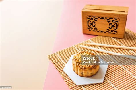 전통 중국 축제 디저트 젓가락으로 다채로운 배경에 중간 가을 축제 달 케이크 상단 보기 복사 공간 모형 오버헤드 템플릿 0명에 대한 스톡 사진 및 기타 이미지 Istock