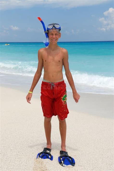 Snorkel мальчика пляжа счастливый Стоковое Изображение изображение насчитывающей потеха