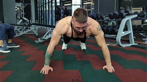 Как накачать грудь отжиманиями Отжимания широким хватом Youtube