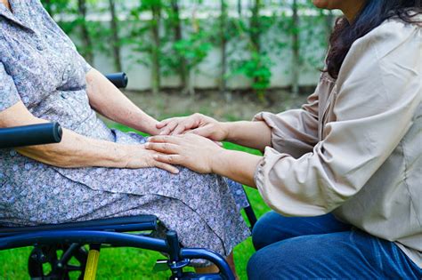 간병인은 공원에서 휠체어에 앉아있는 아시아 노인 여성 장애 환자를 돕습니다 의료 개념 2명에 대한 스톡 사진 및 기타 이미지 2명 간호사 건강관리와 의술 Istock