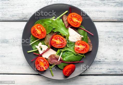 나무 배경에 어두운 접시에 샐러드에 대 한 Arugula 양상추 시금치 토마토와 치킨 필 레의 신선한 잎을 섞는다 메뉴판에 대한 스톡 사진 및 기타 이미지 Istock