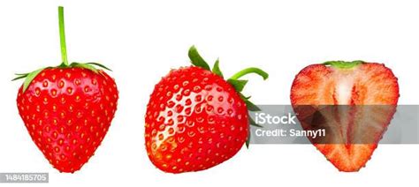 신선한 익은 딸기 세트 전체 및 자른 열매 흰색 배경에 격리되어 있습니다 딸기에 대한 스톡 사진 및 기타 이미지 딸기 떠남 0명 Istock