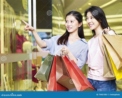 Due Giovani Donne Asiatiche Che Comperano Nel Centro Commerciale