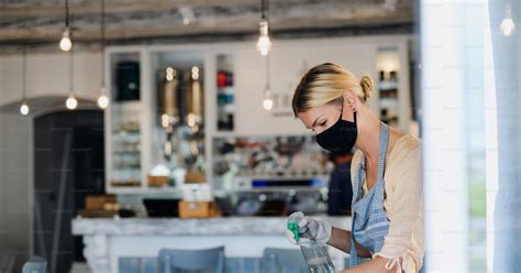 안면 마스크와 장갑을 끼고 테이블을 청소하고 소독하는 커피숍 여성 주인 사진 Unsplash의 가게 이미지