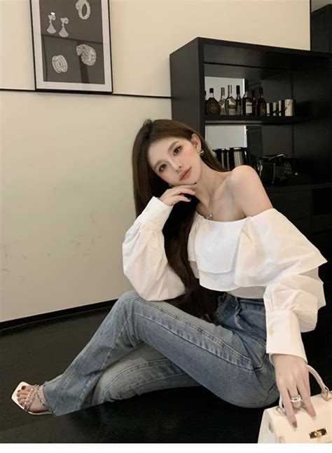흰색오프숄더블라우스 어깨트임 긴팔 프릴 셔츠