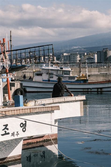 감기 겨울 경치 경치가 좋은 고요한 고요함 교통 구름 낚시 낮 대한민국 도시 풍경 도시의 물 바다 바다의 반사 배 보트 부두 블루 산