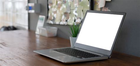 나무 책상에 흰색 빈 화면이있는 노트북 컴퓨터 작업 공간 직장 데스크톱 사무실 개념 0명에 대한 스톡 사진 및 기타 이미지 0명 가구 공란 Istock