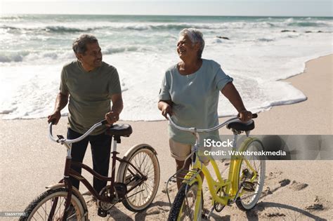 화창한 날에 해변에서 자전거를 타고 이야기하는 행복한 다인종 노인 부부 2명에 대한 스톡 사진 및 기타 이미지 2명 건강한 생활방식 남아프리카공화국 Istock