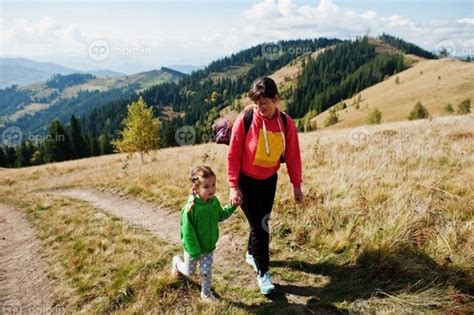 خرید و قیمت دانلود عکس مادر و دختر پیاده روی در کوه مفهوم از ترب