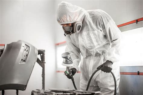 보디 샵 페인팅 부스에서 사고 시 손상 된 자동차 부품에도 료를 도포 하는 도장 기술자 가스 압축기에 대한 스톡 사진 및 기타 이미지 가스 압축기 교통수단 그림