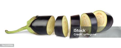 잘 익은 가지 전체 야채와 반지로 슬라이스 흰색 배경에 벡터 사실적인 그림입니다 0명에 대한 스톡 벡터 아트 및 기타 이미지 0명 3차원 형태 가지 채소 Istock