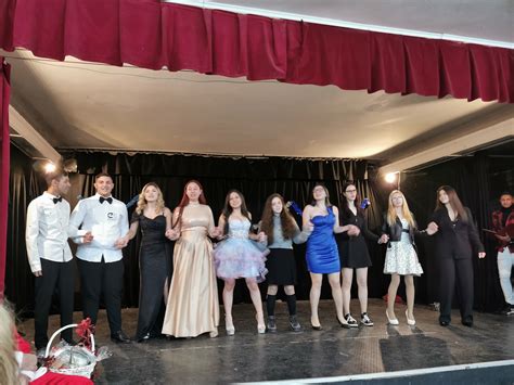 На 18 12 2024 г учениците от СГХСТ поздравиха родителите учителите и приятелите си на