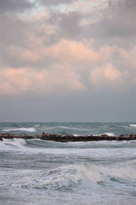 강력한 파도 거친 바다 거품 같은 경치 구름 구름 경치 극적인 하늘 길들여지지 않은 바다 난류 날씨 동적파 먹구름 모래 물 밀물과 썰물 바다