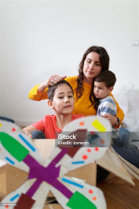 상자로 만든 믿는 비행기를 만드는 남자 놀이 어머니는 그의 머리를 쓰다듬고 유아를 들고 2 3 살에 대한 스톡 사진 및 기타 이미지 2 3 살 3 명 30 34세