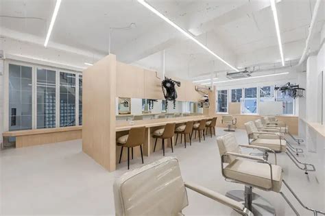 밝은 우드 컬러를 사용해 캐주얼한 분위기 40평 미용실 인테리어 서초구 서초동