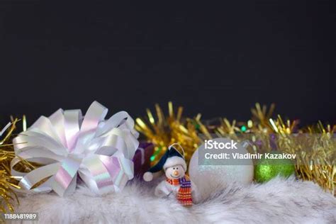 큰 흰색 활 크리스마스 공 노란색 색조와 상단에 복사 공간이있는 눈사람이있는 크리스마스 카드 0명에 대한 스톡 사진 및 기타