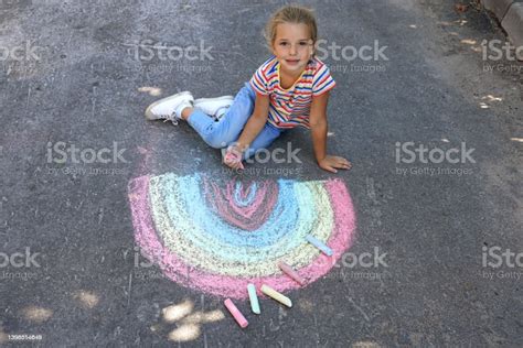 아스팔트에 화려한 분필로 무지개를 그리는 귀여운 어린 아이 6 7 살에 대한 스톡 사진 및 기타 이미지 6 7 살 개발