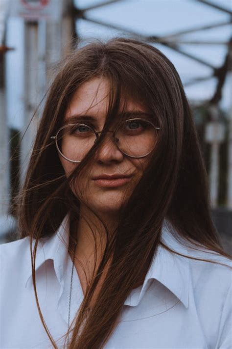 안경을 쓴 젊은 여성의 초상화 · 무료 스톡 사진