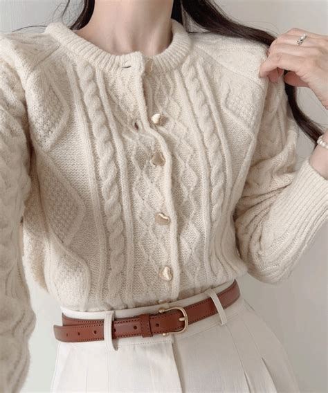 라운드넥 피셔 꽈배기 골드 하트 단추 크롭 니트 가디건 2color 에이블리