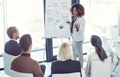 사무실에서 동료들에게 프리젠 테이션을주는 사업가의 자른 샷 20 24세에 대한 스톡 사진 및 기타 이미지 20 24세 35 39세 결심 Istock