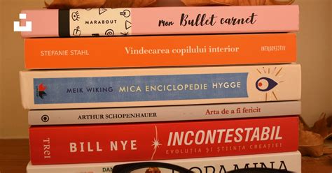 그릇 위에 그릇이 있는 책 더미 사진 Unsplash의 무료 안경 이미지