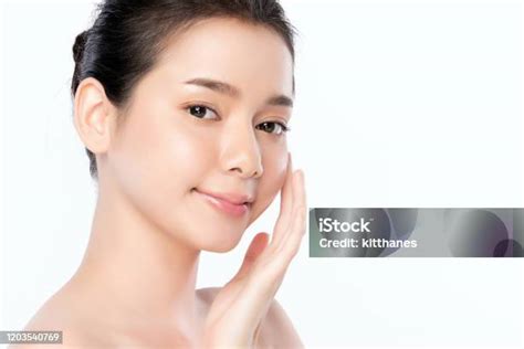 초상화 아름 다운 젊은 아시아 여자 깨끗 한 신선한 맨 피부 개념입니다 아시아 소녀 아름다움 얼굴 스킨 케어 및 건강 웰빙 얼굴 치료 완벽한 피부 자연 메이크업 흰색 배경에